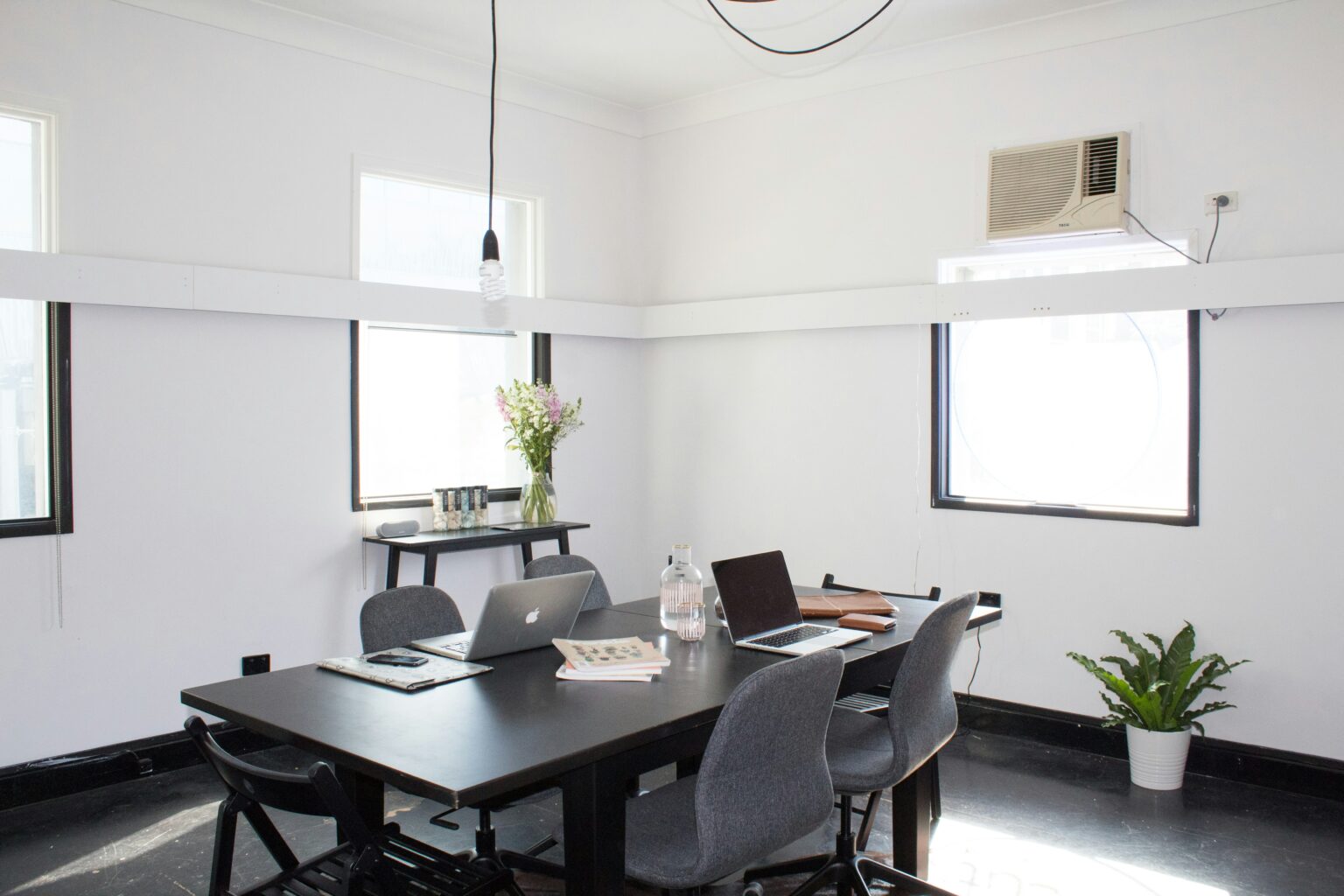 Desain Ruang Meeting, Ide, Faktor, dan Tips Tata Letak Terbaik!